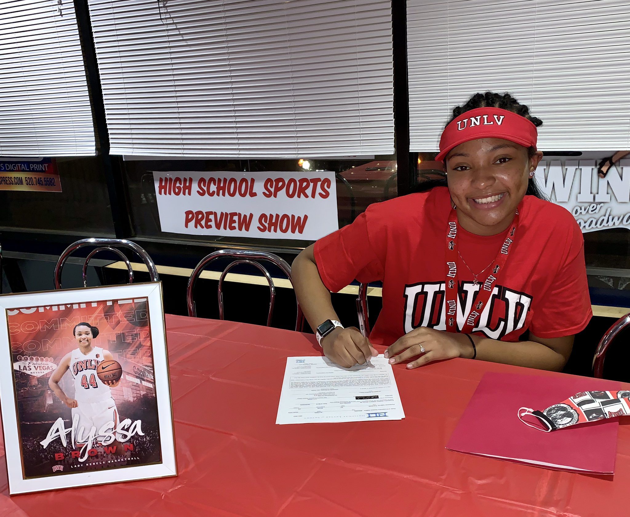 alyssa-brown-sign | ALLSPORTSTUCSON.com